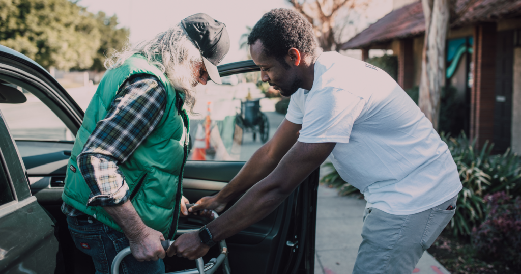 People who help others without hesitation have these 9 personality traits