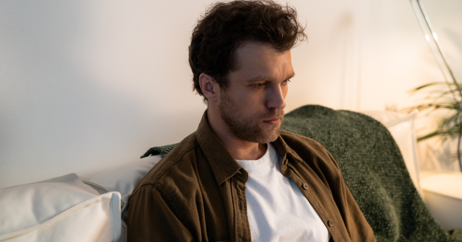 Men who become lonelier as they get older usually display these 11 ...