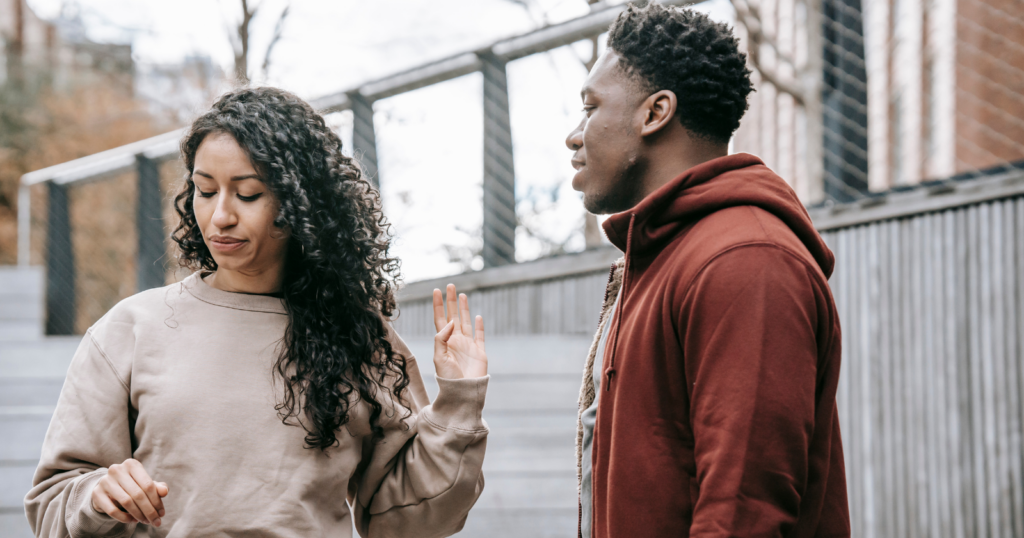 8 body language habits that make you seem distant and uninterested ...