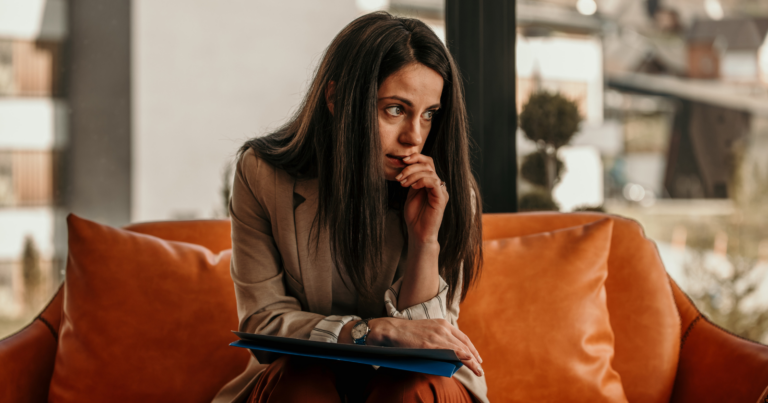 9 subtle body language gestures that indicate insecurity and low self ...