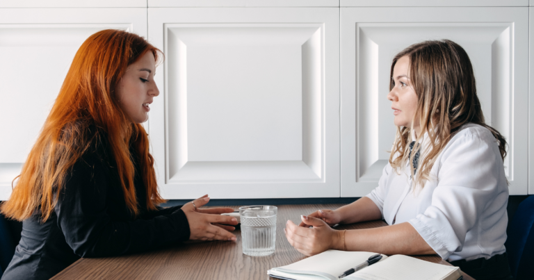 8 subtle body language cues that show someone is hiding their true ...