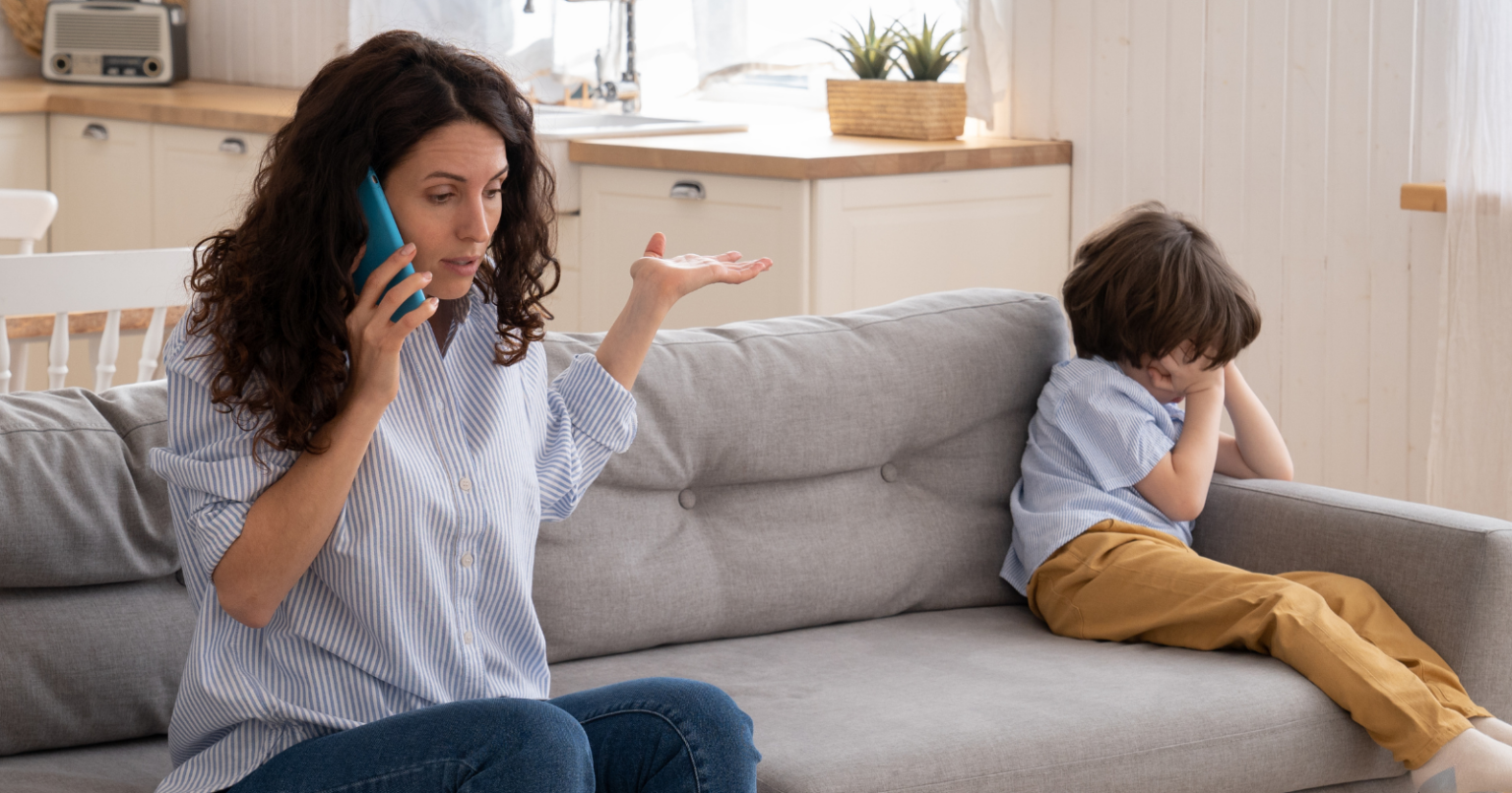 7 traits of parents who raise unhappy children, according to psychology