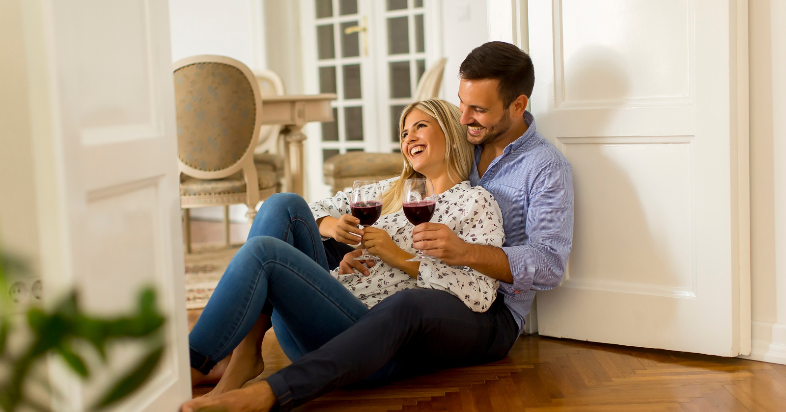 8 subtle signs of intense chemistry between two people, according to ...