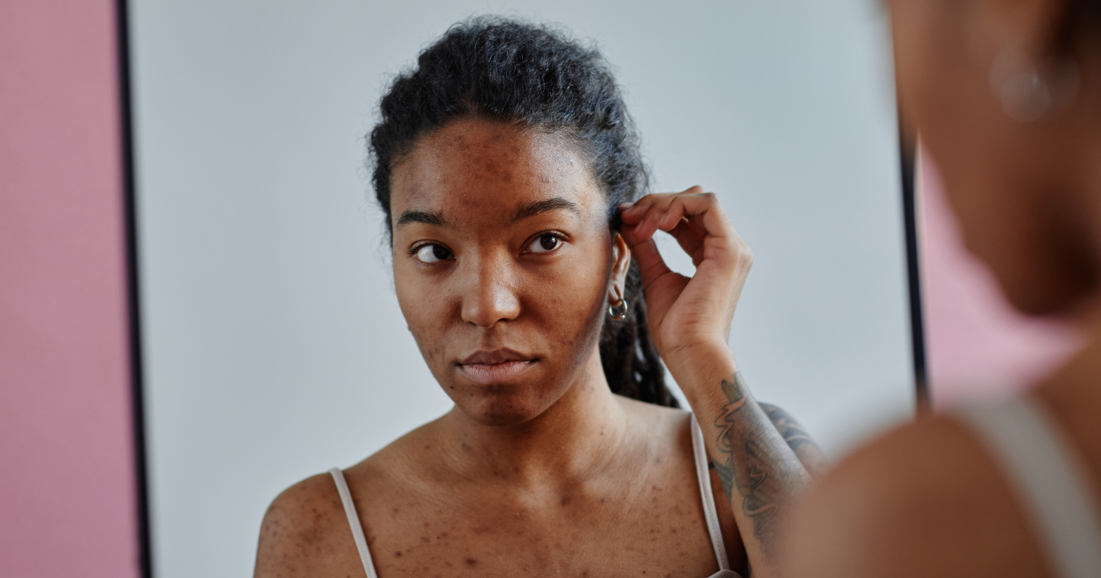 These 9 body language cues make you seem weak, says a communication expert