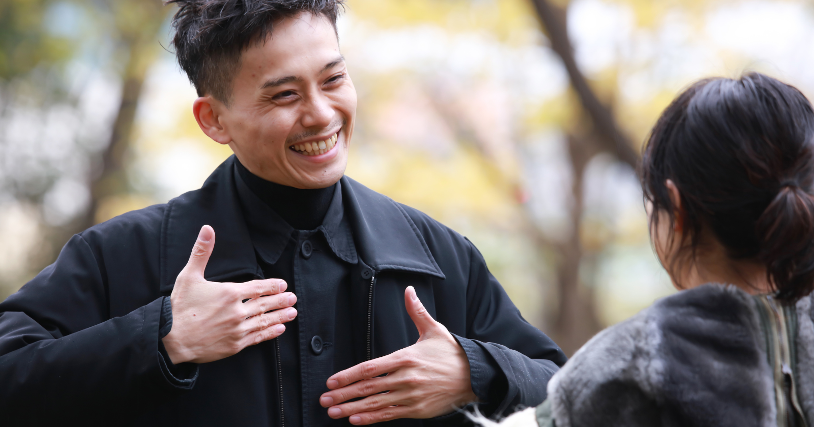 These 9 body language cues make you seem weak, says a communication expert