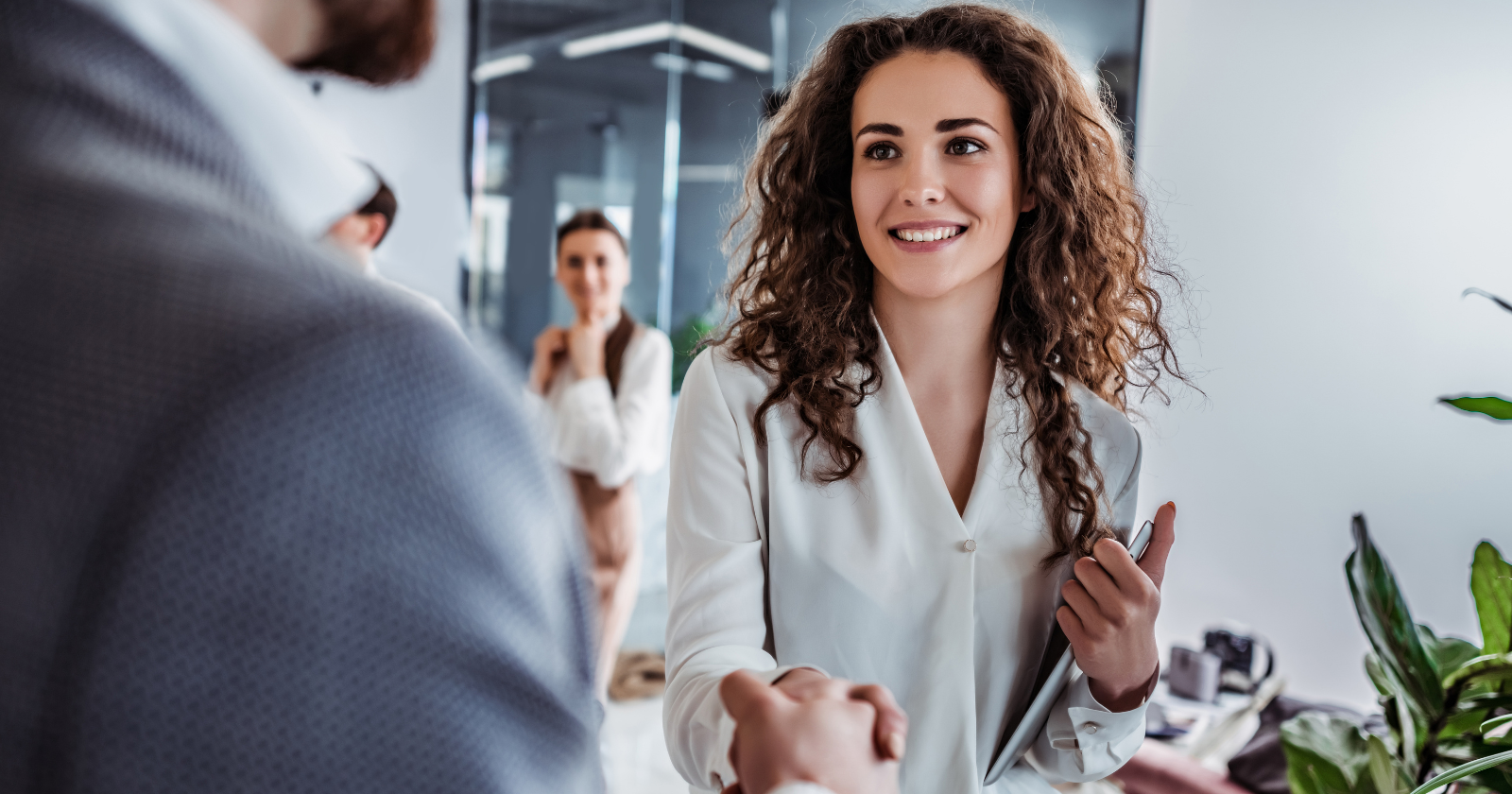 8 behaviors that instantly turn people off when you first meet them ...