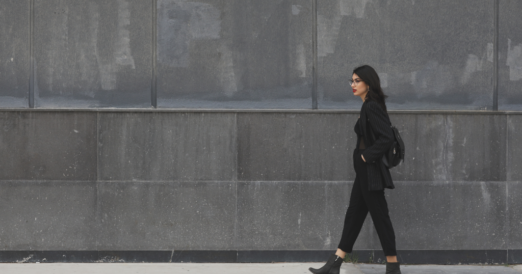 People who always walk slowly usually share these 8 traits (and it’s ...