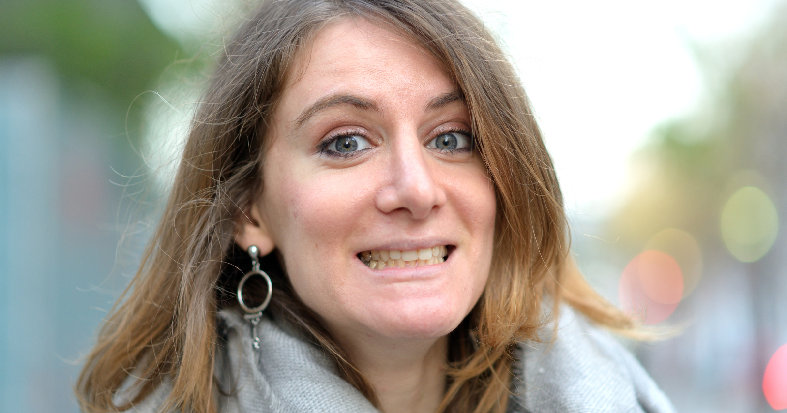 People who smile awkwardly in photos often went through these 7 things ...