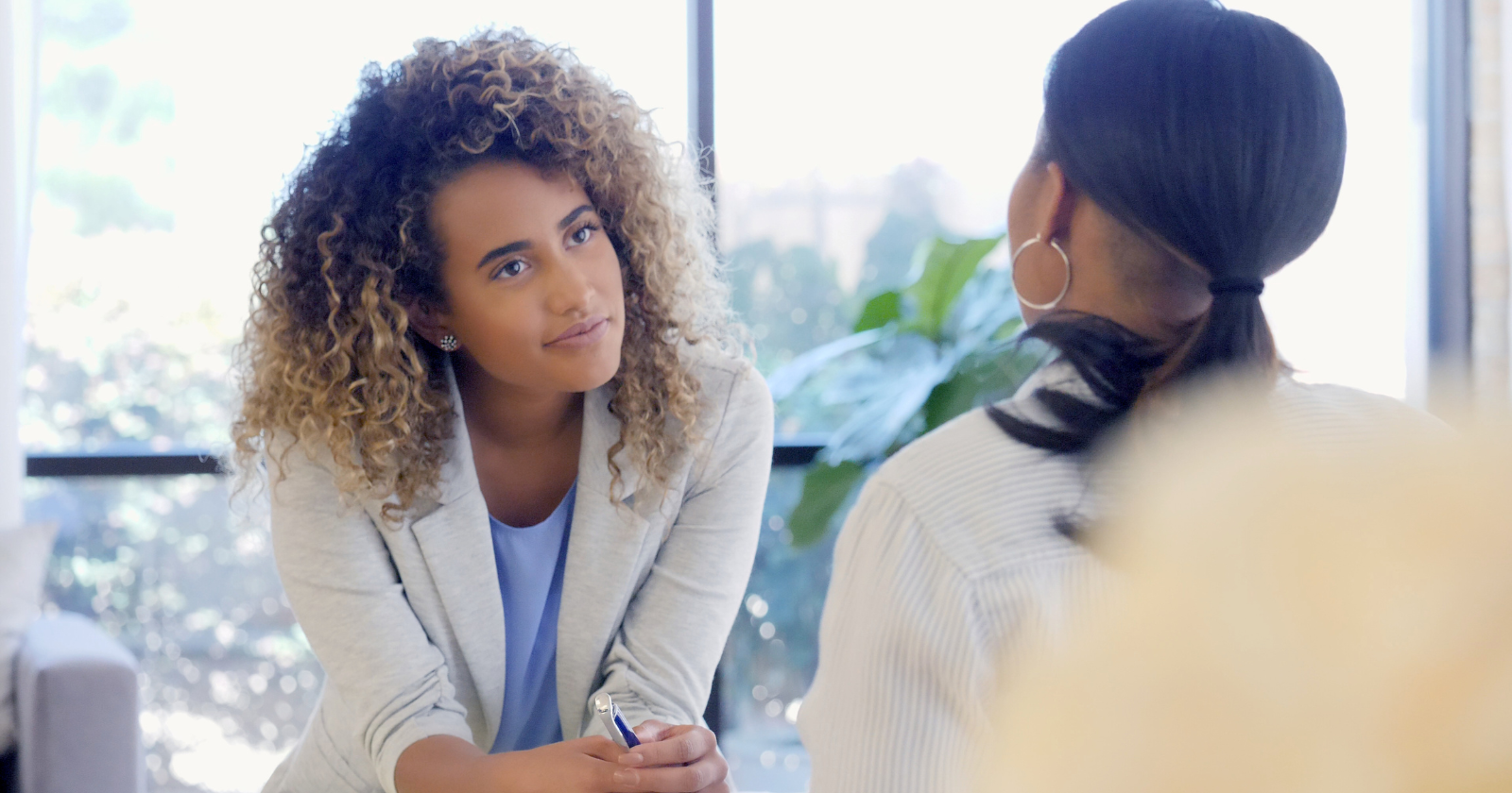 7 body language signs that reveal a person is a high-level thinker ...