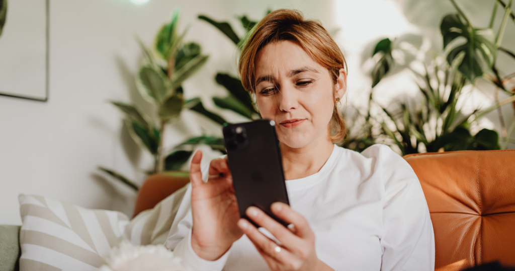 People who read their text messages but take days to reply usually display these 8 behaviors