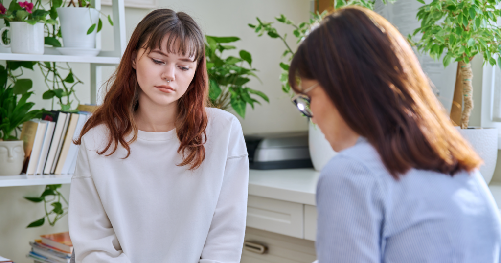 Psychologists say these 7 subtle body language traits signal low ...