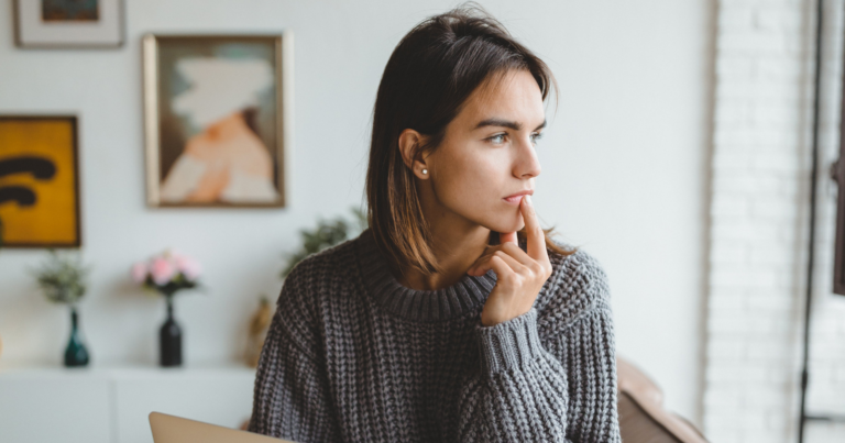 7 signs a woman still craves love, even if she’s convinced herself she ...