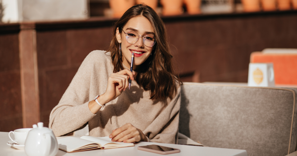 8 subtle hand gestures that signal high social intelligence - Personal Branding Blog