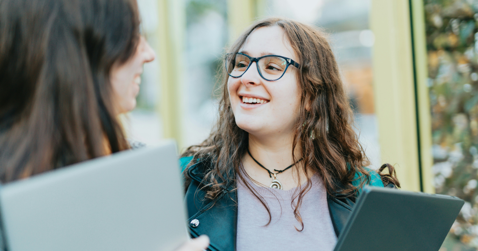 7 awkward behaviors that signal poor social skills, according to psychology