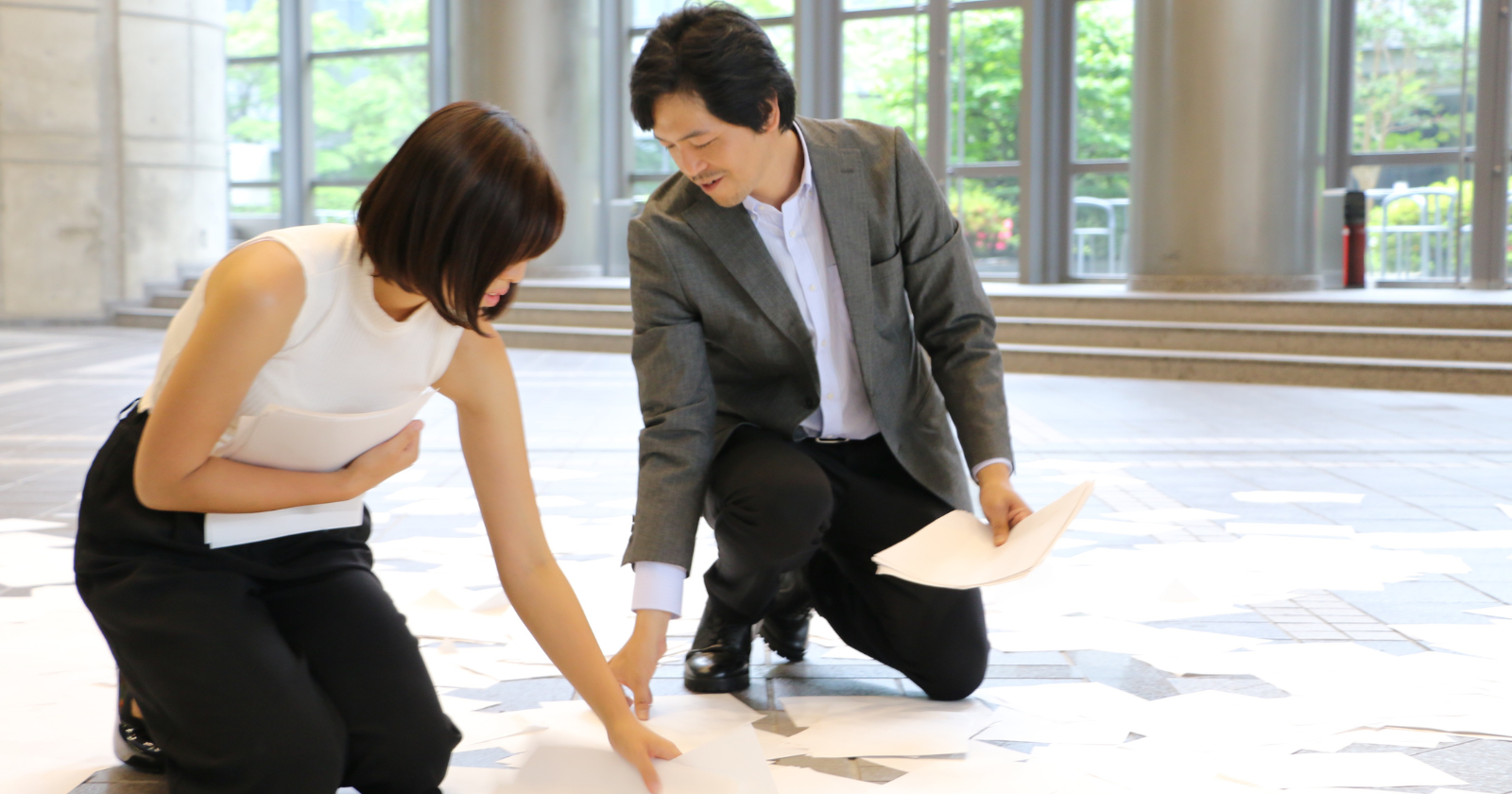 Psychology says people who pick up something another person dropped ...